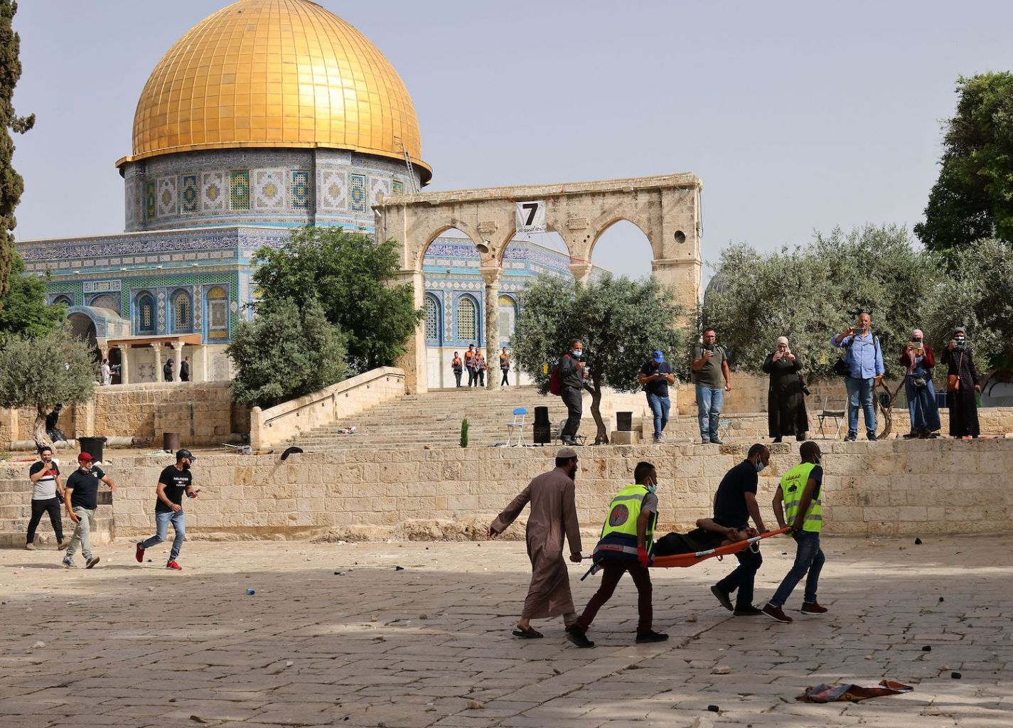 Scores of Israeli settlers force their way into Al-Aqsa Mosque complex ...