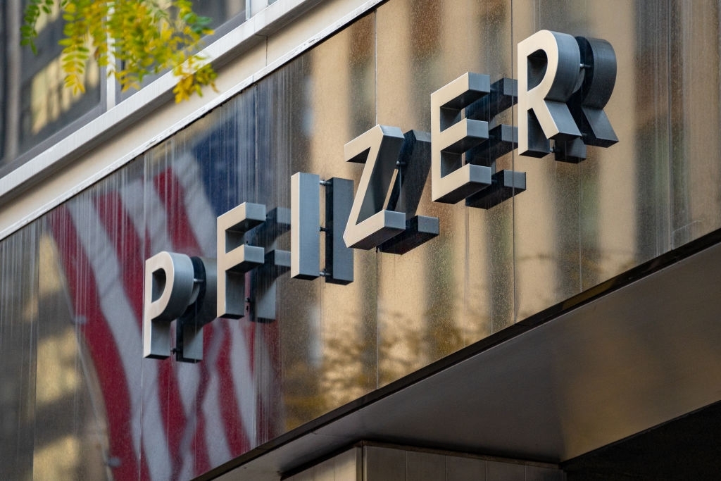 Pfizer announces deal to allow generic versions of its Covid pill for ...