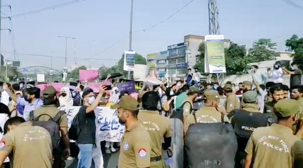 Protesting young doctors clash with police in Lahore | Pakistan Today