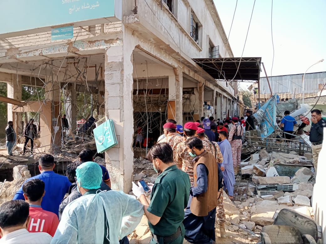 At least 15 killed, several injured in Karachi blast | Pakistan Today