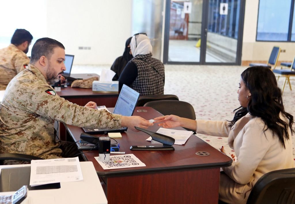 Kuwait army allows women in combat roles, but without guns | Pakistan Today