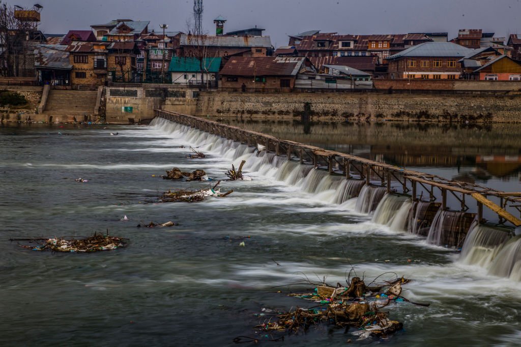 River Jhelum shirking at alarming rate | Pakistan Today