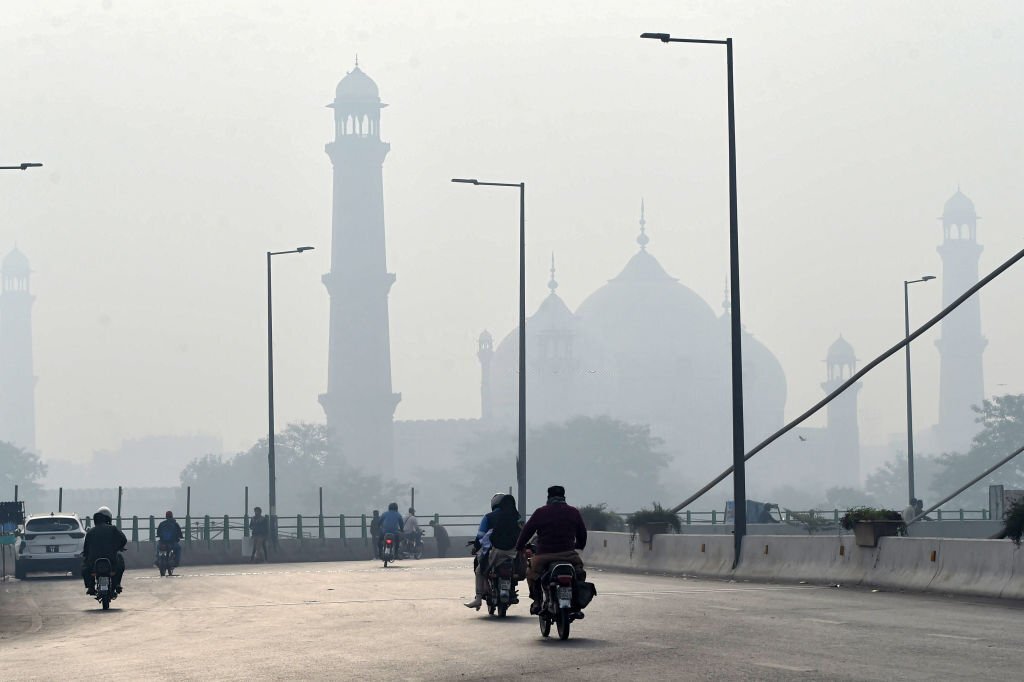 Punjab shuts down public spaces as smog crisis worsens | Pakistan Today