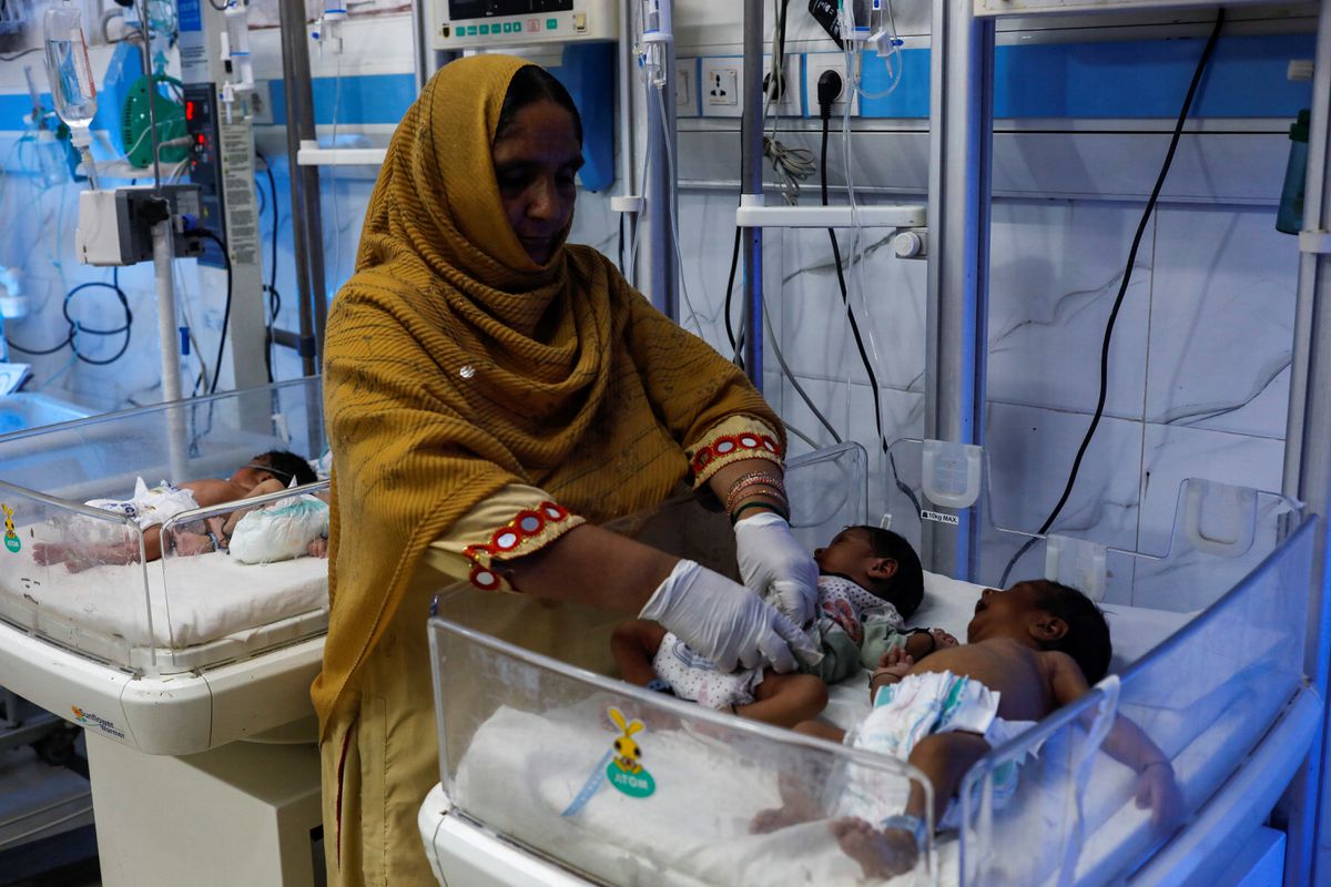 Women stranded in floods take risky trips to give birth | Pakistan Today