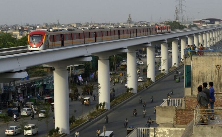 Orange Line metro train in Lahore makes life easier for passengers ...