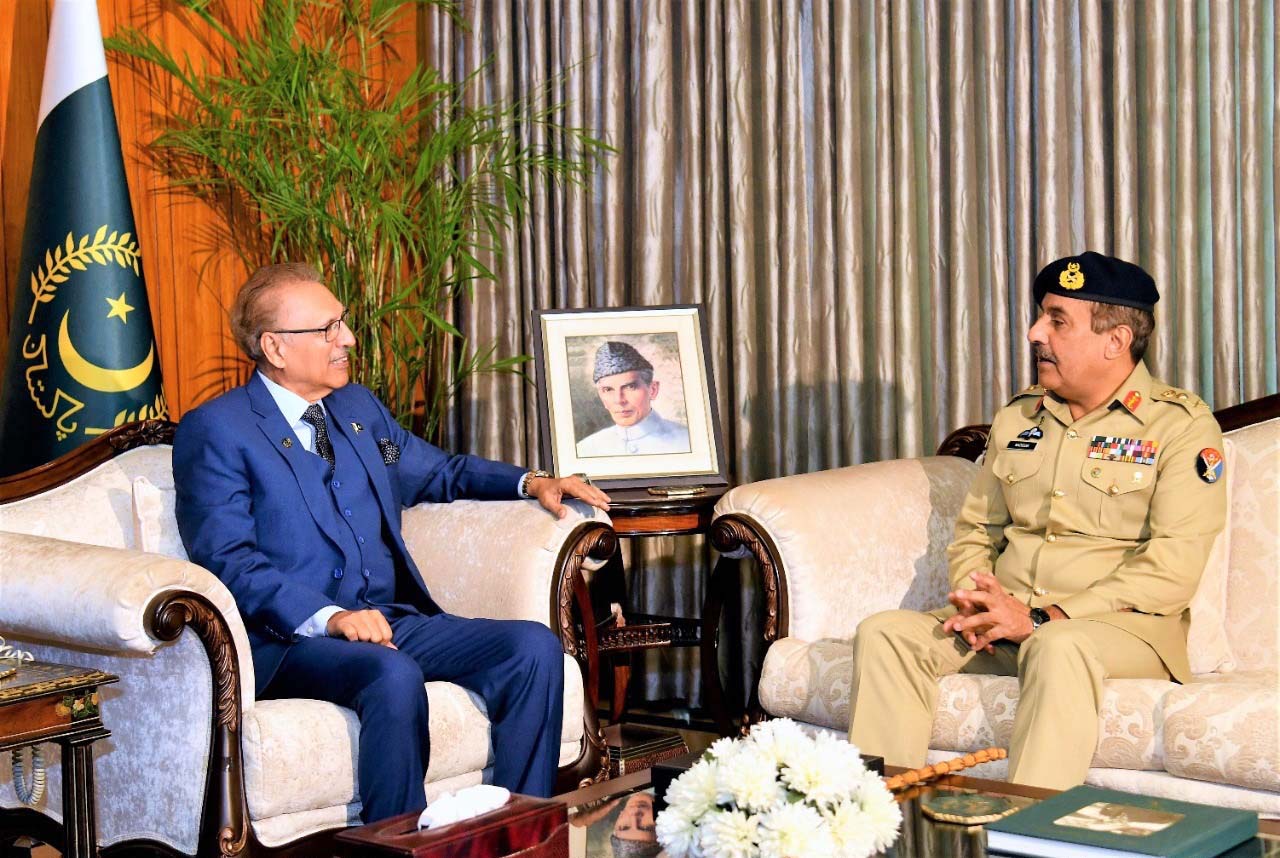 Outgoing JCSC chief pays farewell calls on PM, president | Pakistan Today