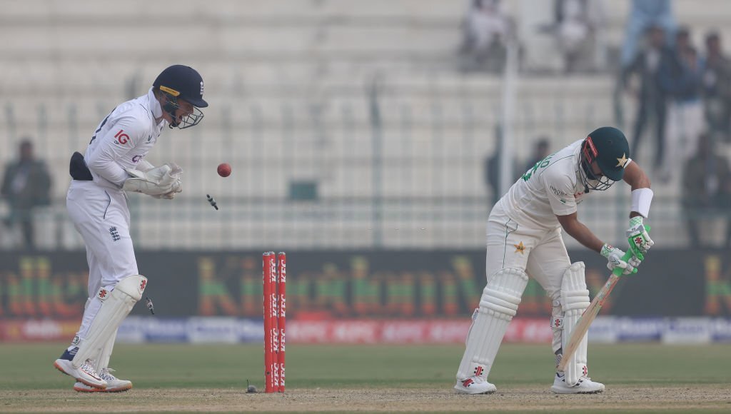 England edges ahead as Pakistan struggles in second Test match ...