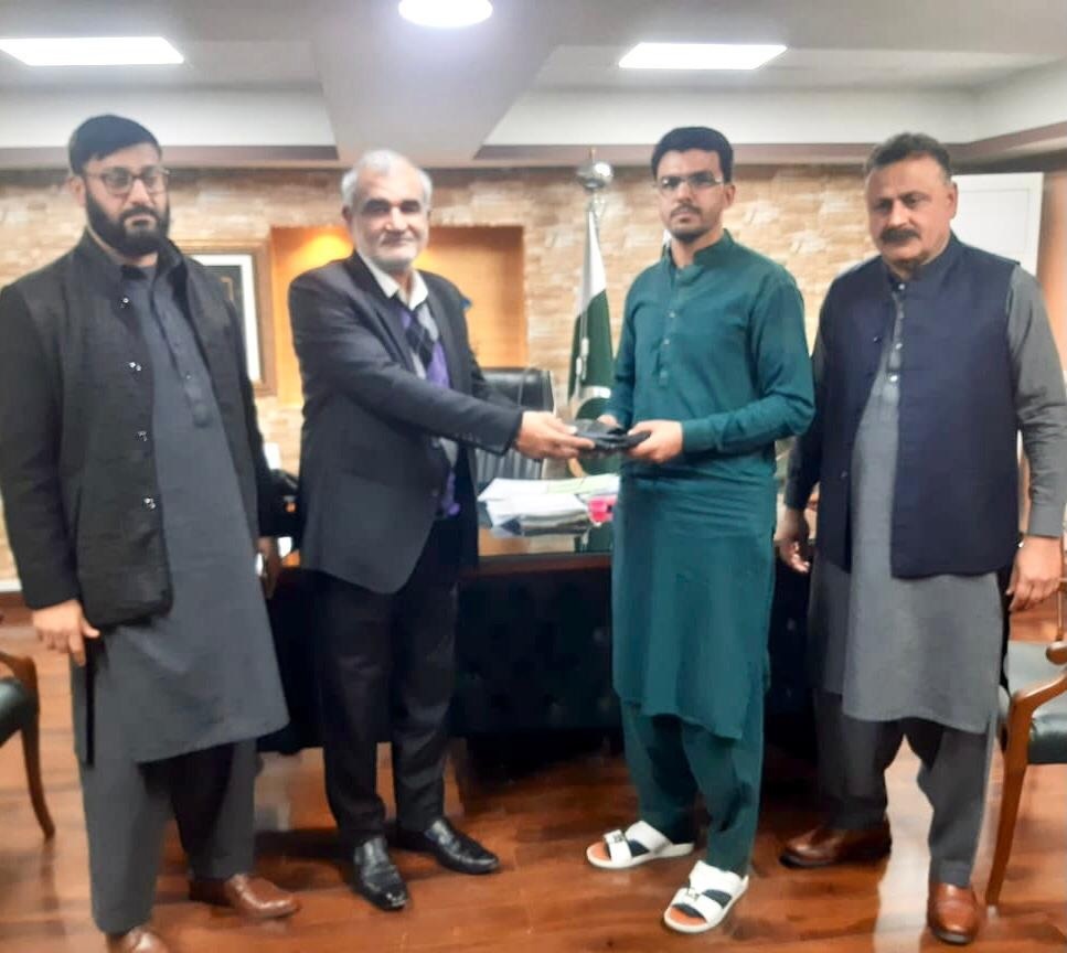 CAA staffer returns bag containing valuables to owner | Pakistan Today