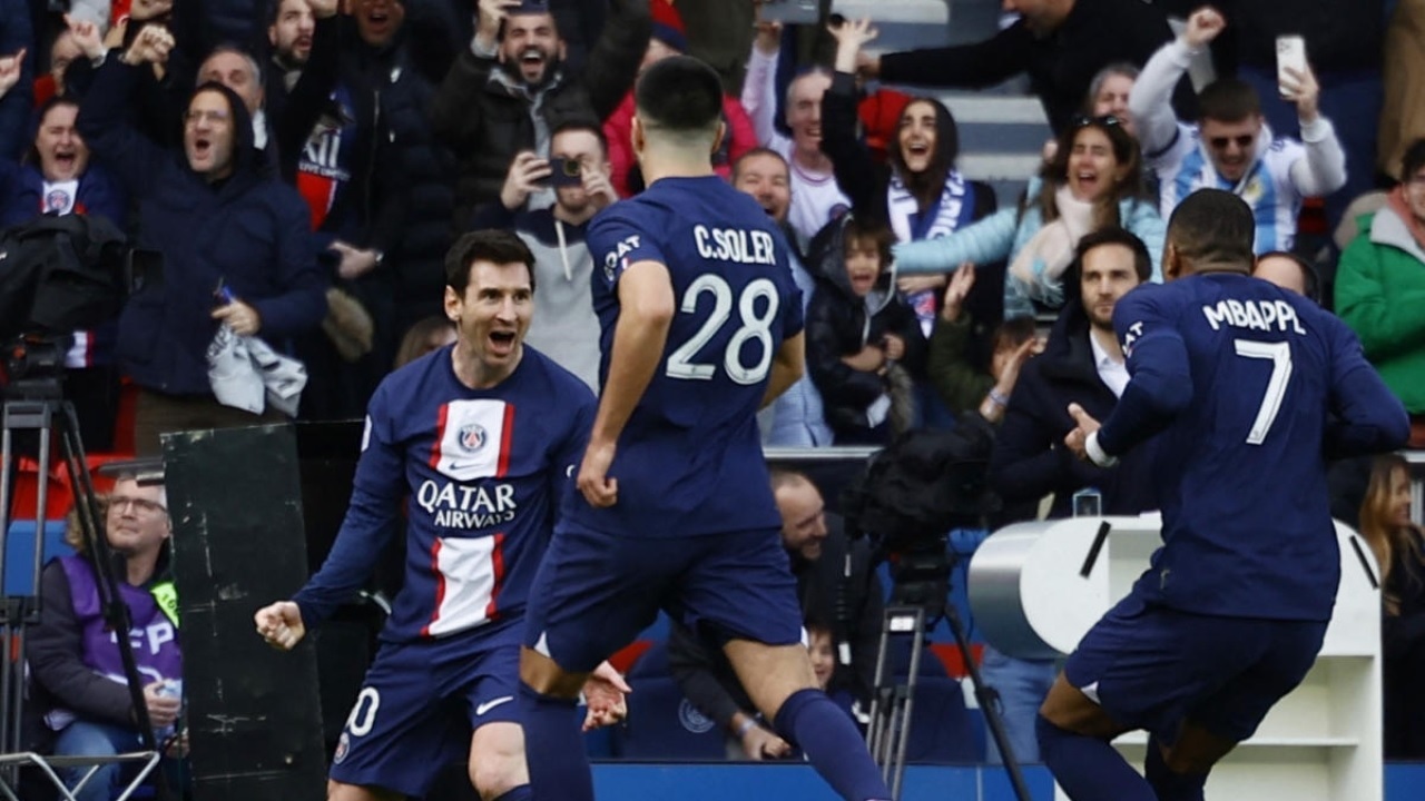 Messi snatches dramatic win for PSG after Neymar stretchered off ...