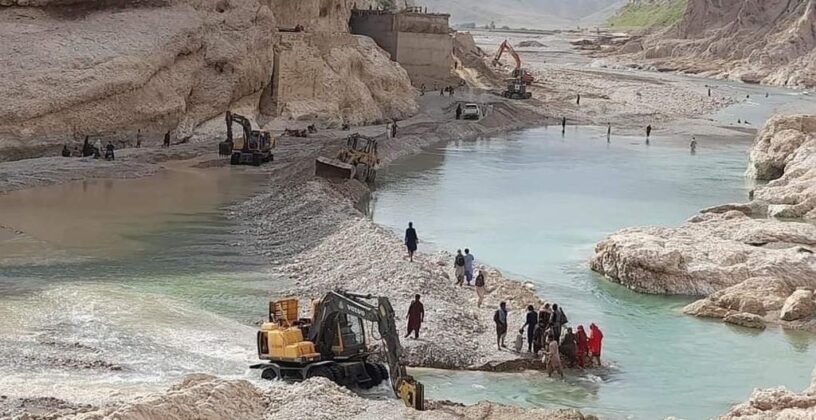 Traffic yet to be restored on Kohlu-Sibi Highway after rain, flooding ...
