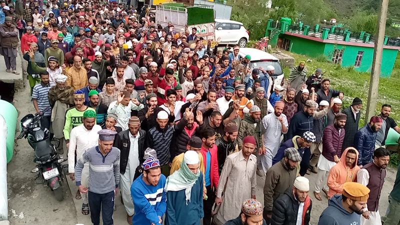 People in IIOJK rally against opening of wine shops | Pakistan Today