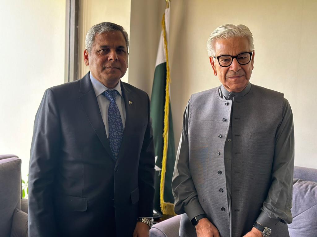 Executive Director COMSATS calls on Defence Minister | Pakistan Today