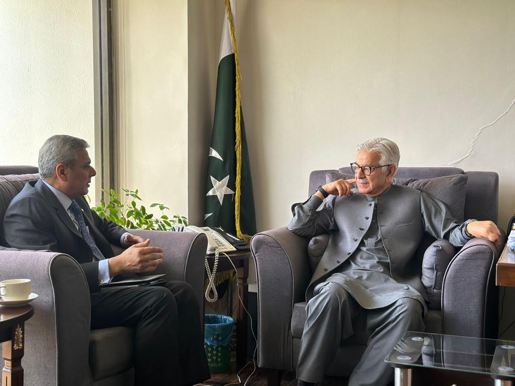 Executive Director COMSATS calls on Defence Minister | Pakistan Today