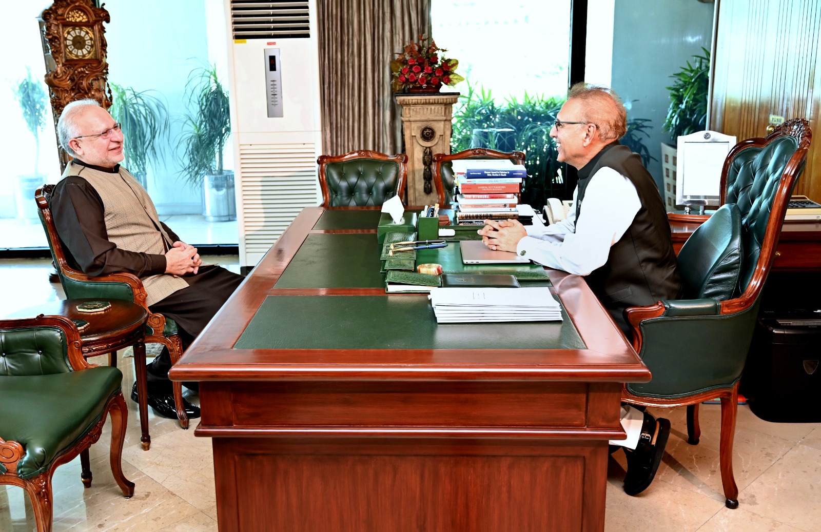 ‘Ice-Melting’: Senator Durrani holds quiet meeting with Dr Alvi, calls ...