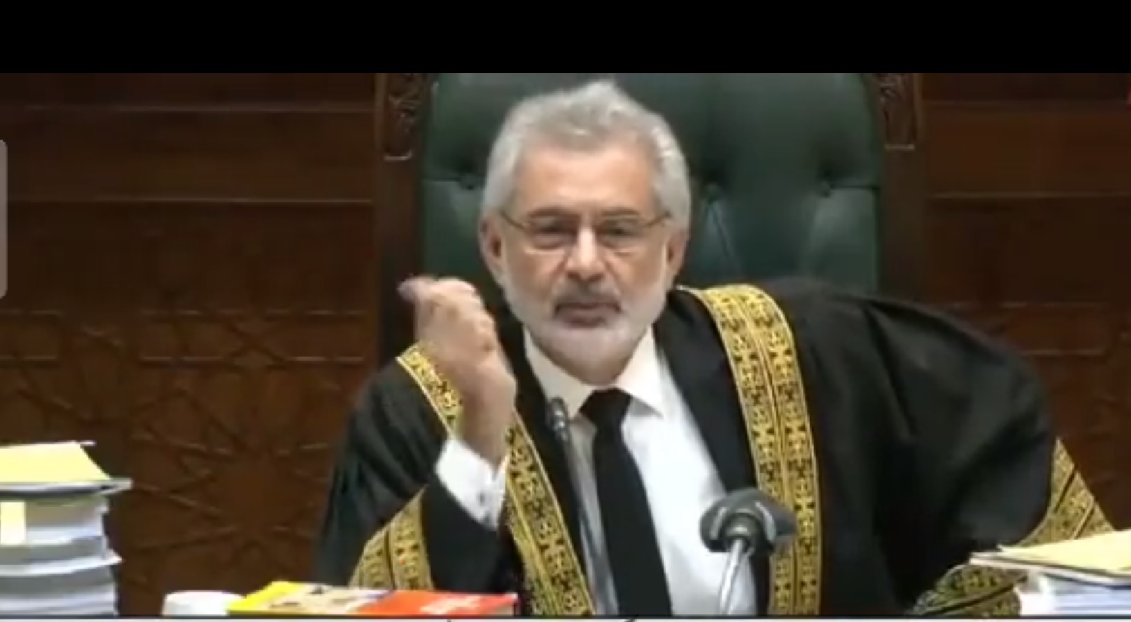 SC full court upholds law clipping CJP’s suo motu powers | Pakistan Today