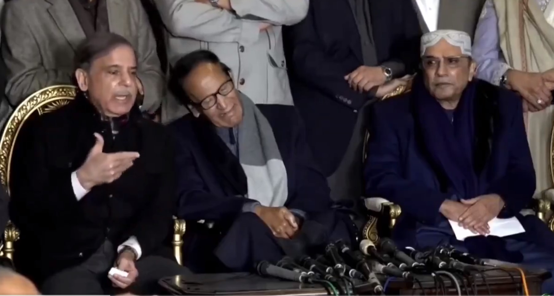 PDM chums ‘cuddle up’ to renew coalition, form unity govt | Pakistan Today