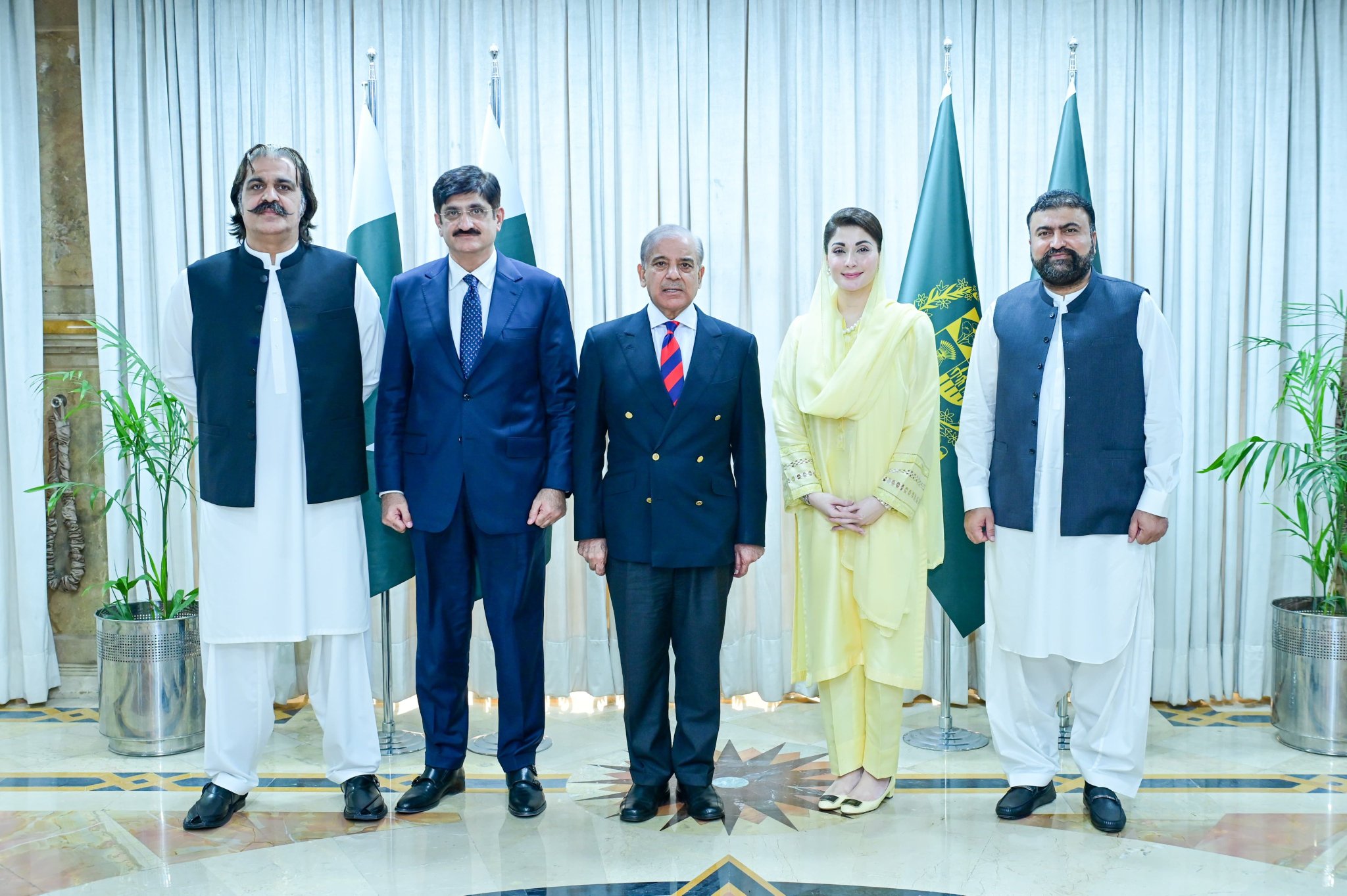Ali Amin Gandapur stands alongside his counterparts and PM for picture | Pakistan Today