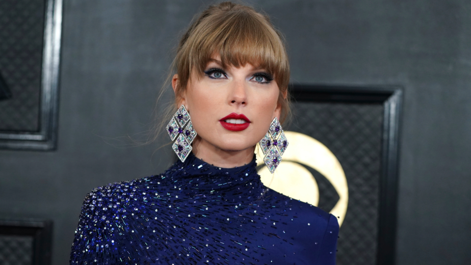 Taylor Swift Cheers on Chiefs Touchdown with Mom at Game, Celebrates ...