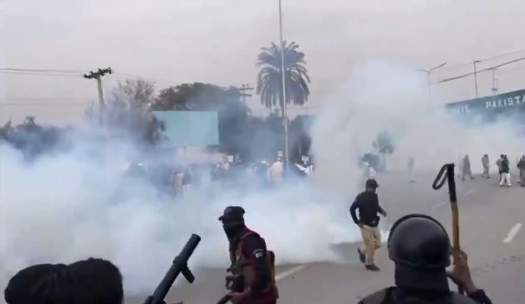 KP Police baton charge, teargas protesting LG employees demanding funds ...
