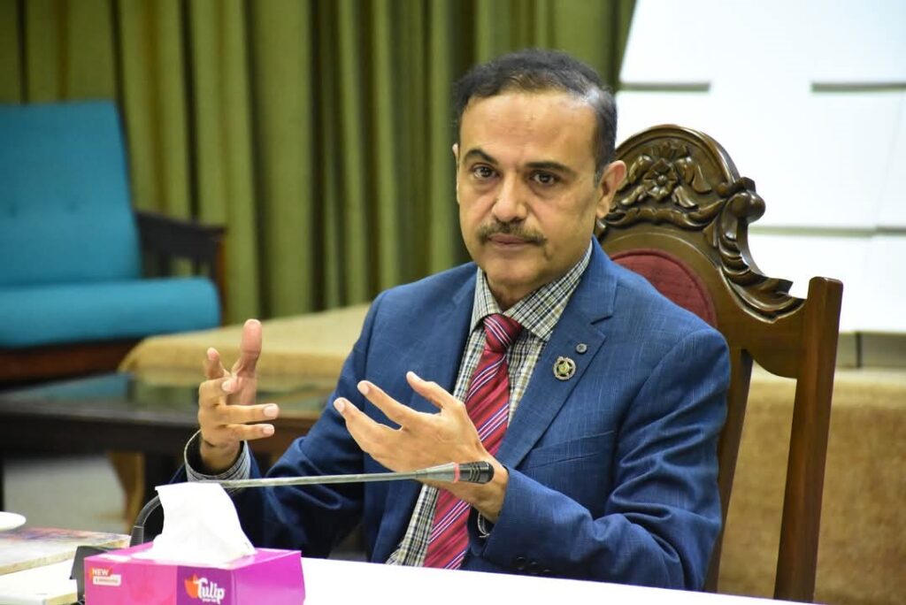 Faculty, staff told to pull up socks to achieve goals as Dr Zahoor takes UoG helm | Pakistan Today