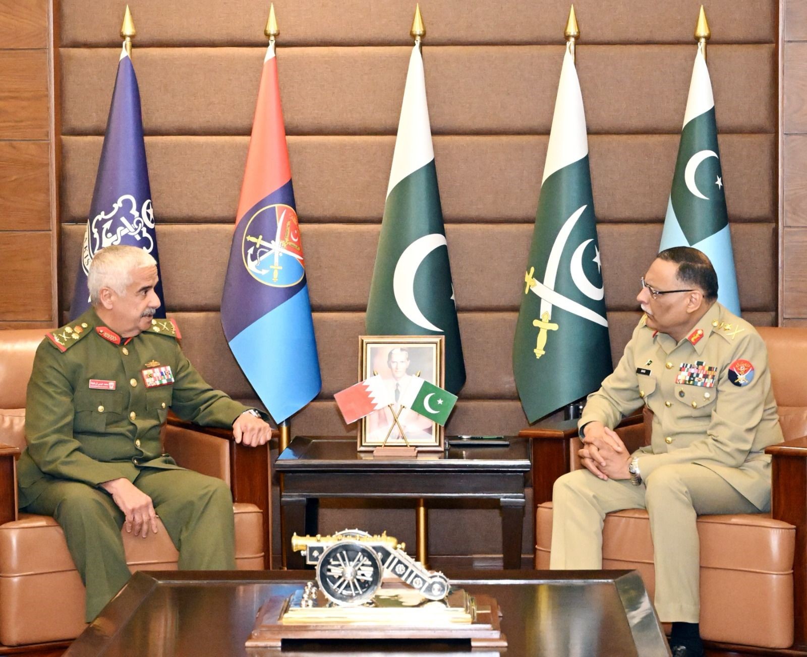 Commander Bahrain National Guard calls on CJCSC, Air Chief | Pakistan Today