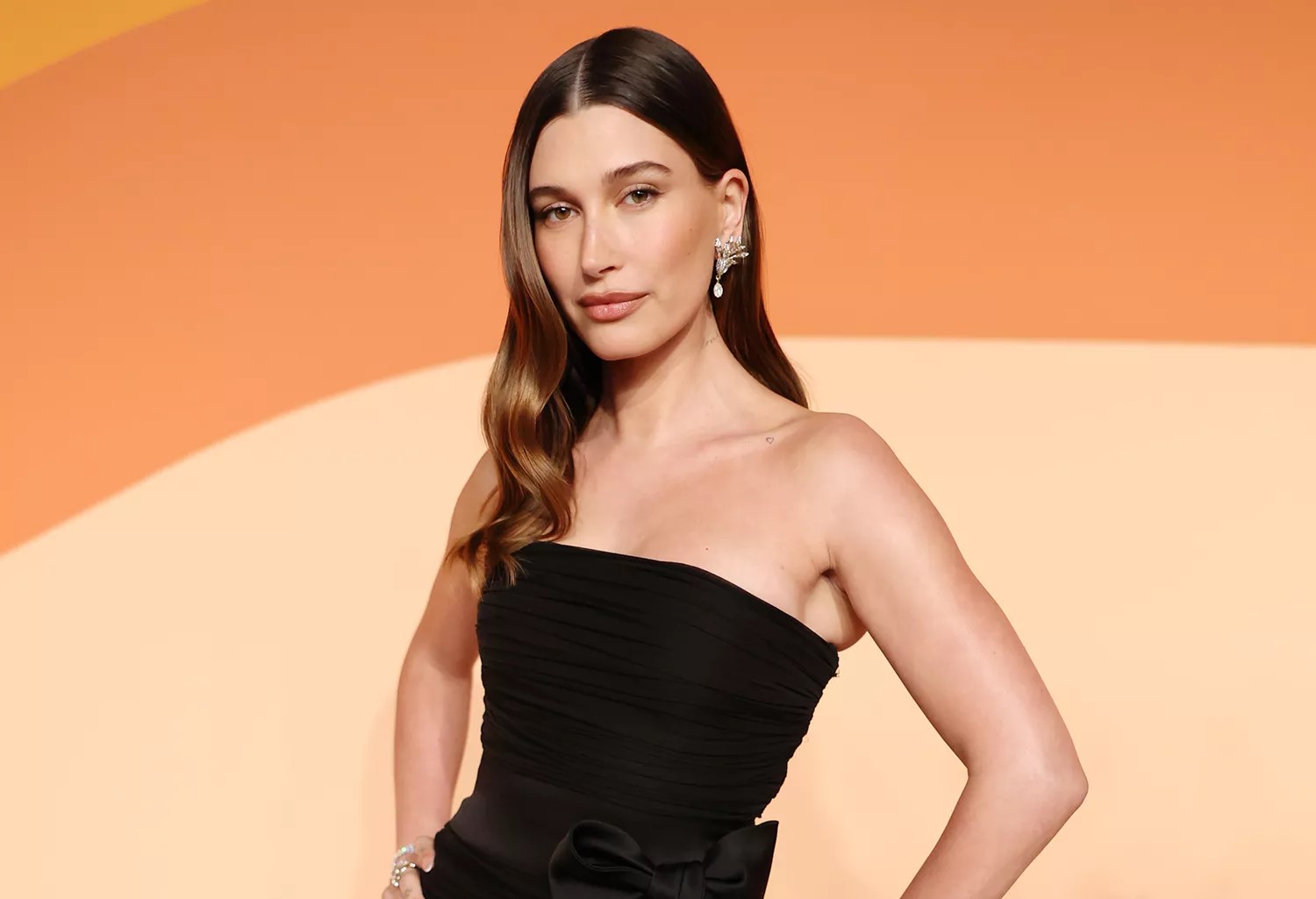 Hailey Bieber Channels Vintage Elegance At Vanity Fair Oscar Party ...