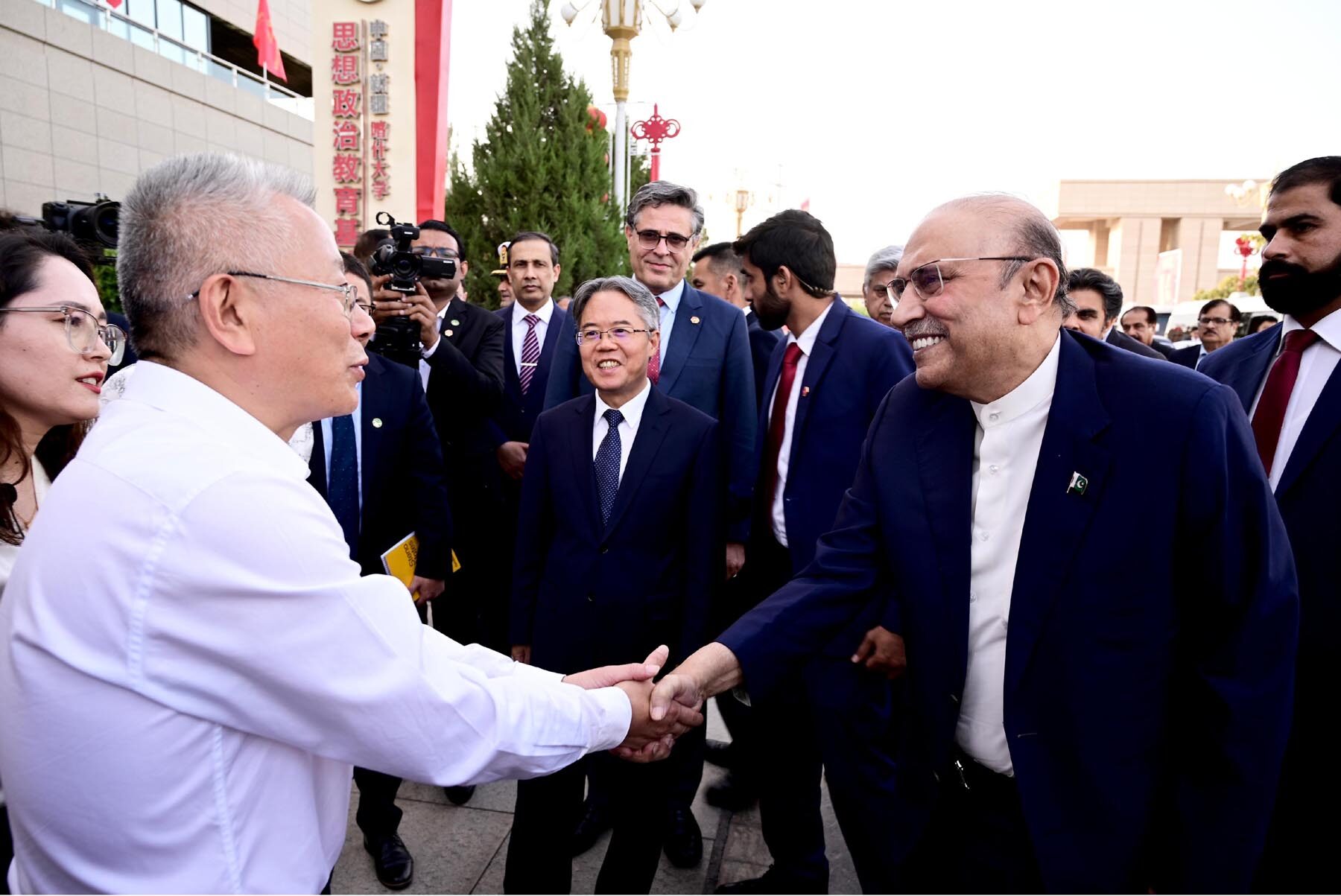 President Zardari oversees new China-Pakistan MoUs in Urumqi | Pakistan ...