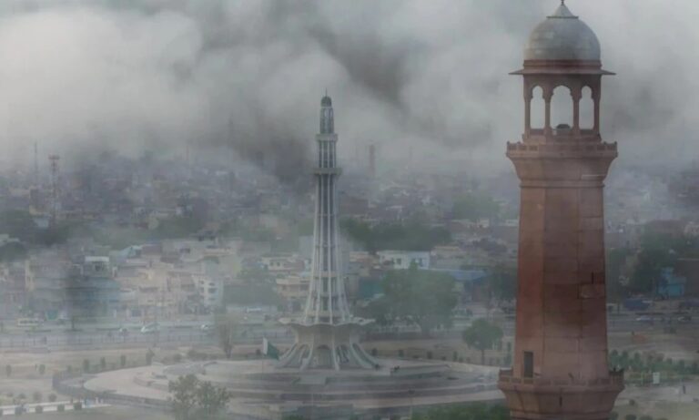 Thick fog and stagnant air drive Lahore’s AQI into hazardous zone ...