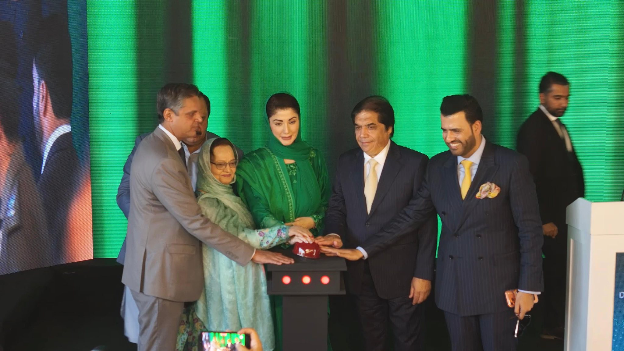 CM Maryam unveils phase-II of Rawalpindi e-bus project, fleet to grow ...